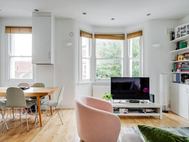 Ingham Road, West Hampstead, NW6 2 bed flat to rent £2,708 pcm £625 pw