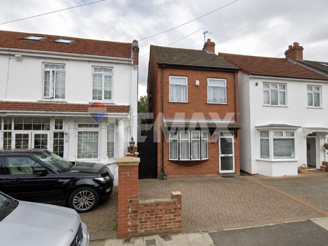 Inglehurst Gardens, Ilford IG4 4 bed semi detached house to rent £2,700 pcm £623 pw