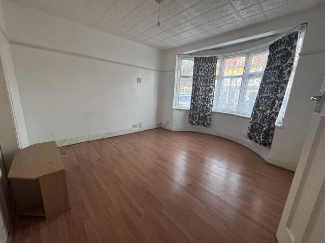 Inglehurst Gardens, Ilford, IG4 5HA 3 bed flat to rent £2,000 pcm £462 pw