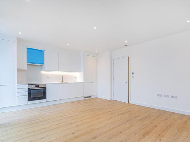 Inglis Road, London, W5 2 bed apartment to rent £2,600 pcm £600 pw