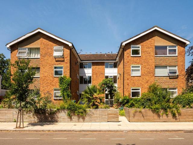 Inglis Road, London, W5 2 bed flat to rent £2,499 pcm £577 pw