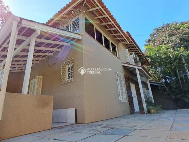 Inigualável sobrado de 4 quatro dormitórios, basto pátio com psicina. Local no 5/Coloniais Canoas