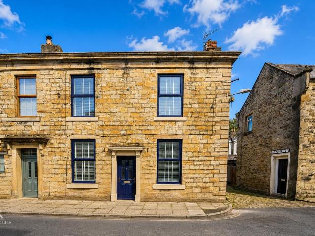 Inkerman Street, Padiham, Burnley BB12, 2 bed end terrace house to rent, £750 pcm | PrimeLocation