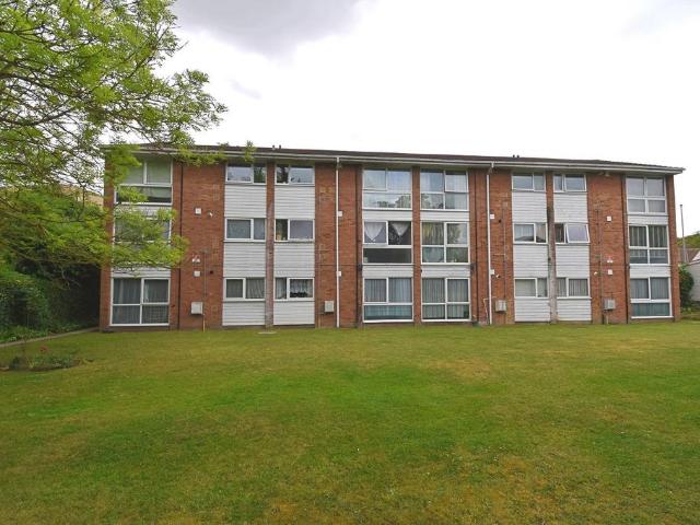 Inks Green, Chingford, London. E4 9EJ 2 bed flat to rent £1,750 pcm £404 pw