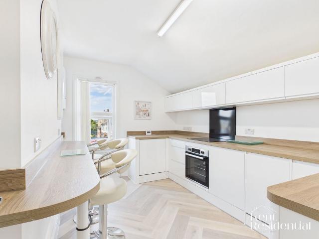 Institute Road, Chatham ME4, 1 bed flat to rent, £850 pcm | PrimeLocation