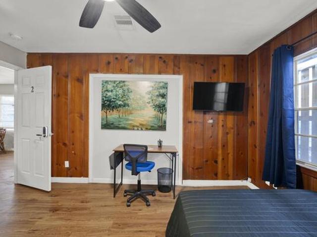 Inside the Loop Co‑Living | Smart TV, Desk, Blackout Curtains, Laundry + Parking