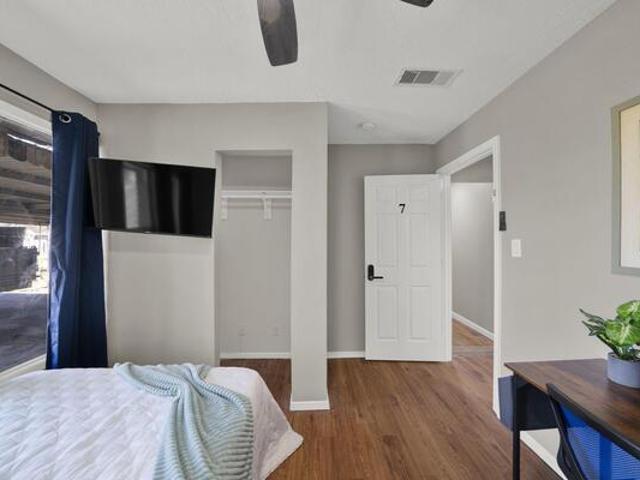 Inside the Loop Co‑Living | Smart TV, Desk, Blackout Curtains, Laundry + Parking