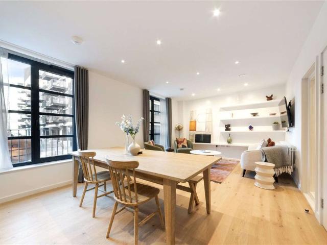 Internally designed to a high standard, this stunning 3 bedroom, 3 bathroom townhouse in the sought after Good Luck Hope development offers the perfect blend of luxury and comfort