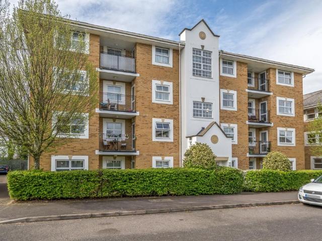 International Way, Sunbury On Thames. 2 bed flat to rent £1,600 pcm £369 pw