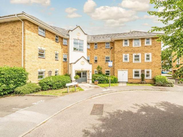 International Way, Sunbury On Thames. 2 bed flat to rent £1,700 pcm £392 pw