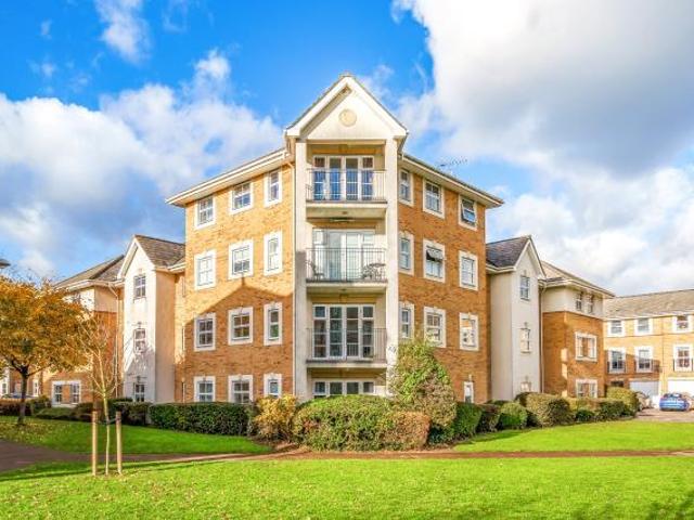 International Way, Sunbury on thames. 2 bed flat to rent £1,750 pcm £404 pw