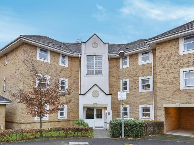 International Way, Sunbury On Thames TW16, 2 bed flat to rent, £1,500 pcm | PrimeLocation