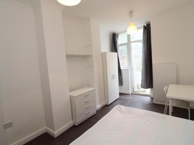 Interesting double bedroom in Brixton Has a Room