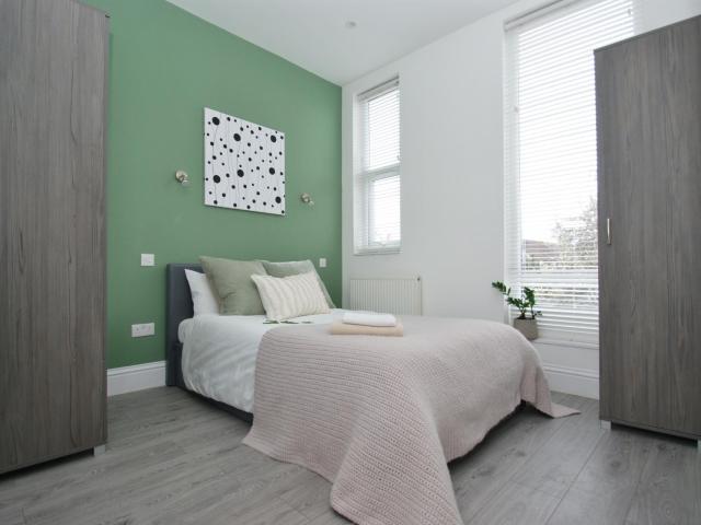 Interesting double ensuite bedroom in East Acton Has a Room