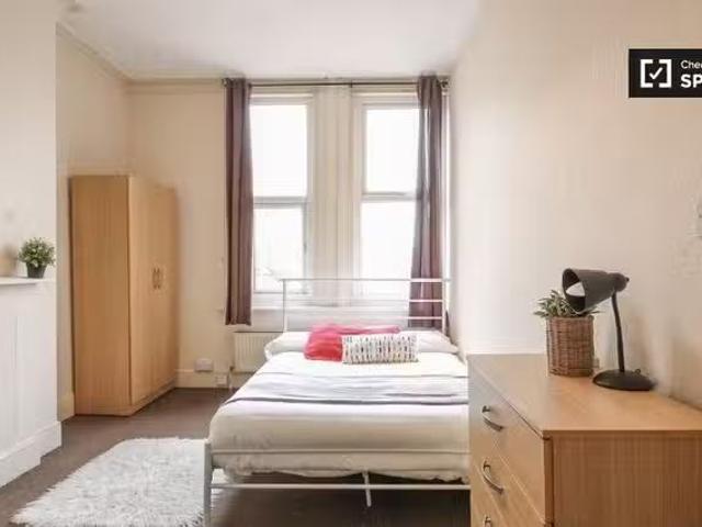 Interior room in 8 bedroom flat in Kilburn, London