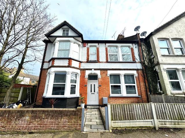 Inverness Avenue, Westcliff On Sea SS0, 2 bed flat to rent, £1,195 pcm | PrimeLocation