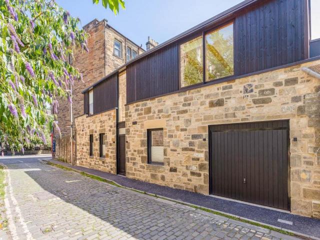 Inverleith Terrace Lane, Inverleith. 2 bed mews to rent £2,495 pcm £576 pw