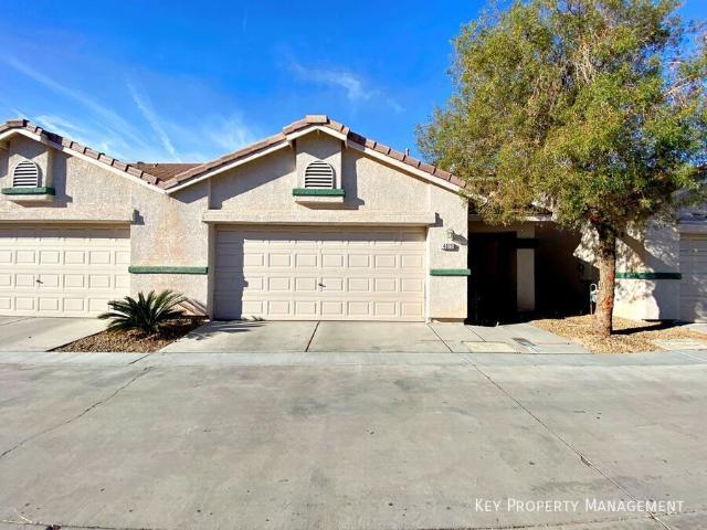 Inviting 2 BD Townhome: Vaulted Ceilings, Gated Community & Resort Amenities