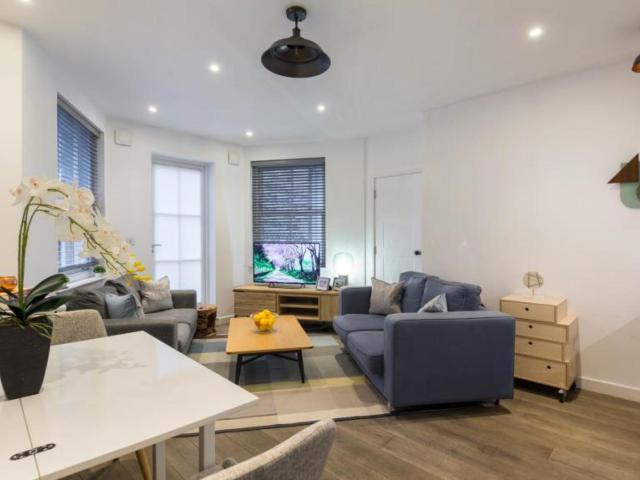 Inviting 2 bedroom flat near University of London Has an Apartment