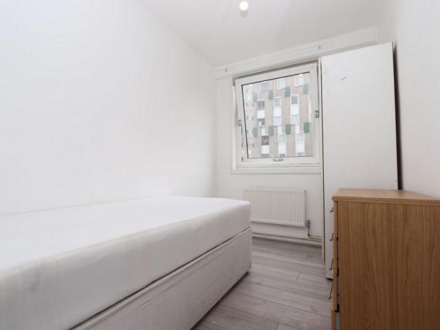 Inviting bedroom close to Victoria Park Has a Room