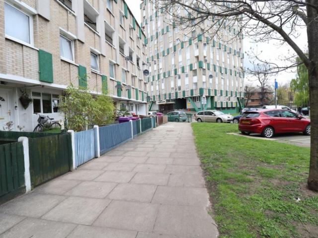 Inviting bedroom close to Victoria Park Has a Room