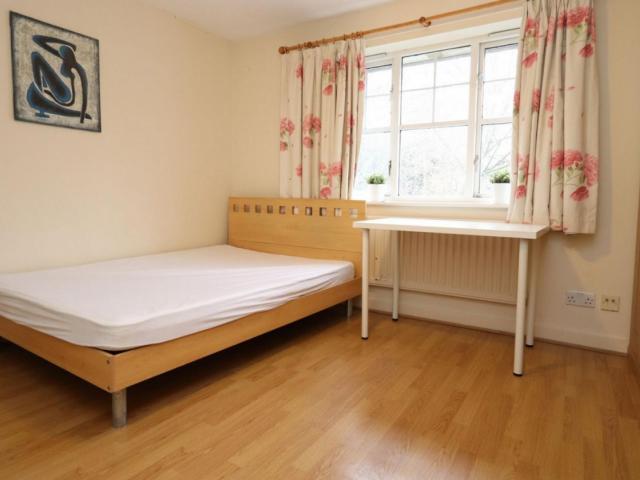 Inviting double bedroom very close to Surrey Quays Overground Has a Room