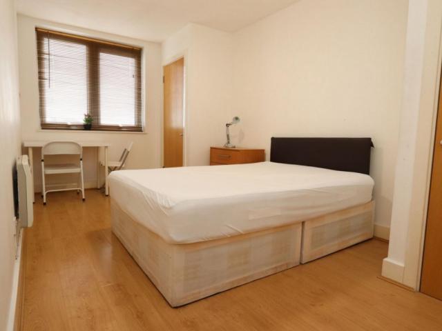 Inviting double bedroom close to Whitechapel train station Has a Room