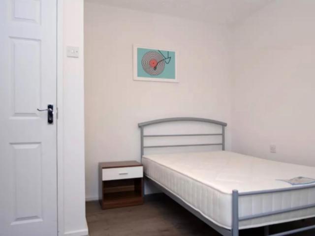 Inviting double bedroom close to Langdon Park DLR station Has a Room