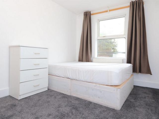 Inviting double bedroom in Willesden Has a Room