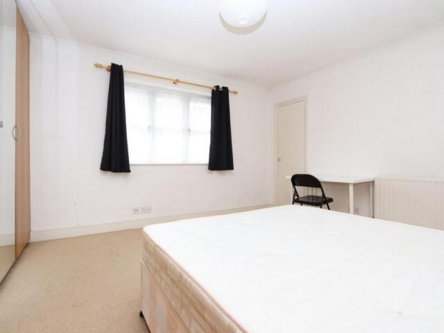 Inviting double bedroom in Barlett Park Has a Room