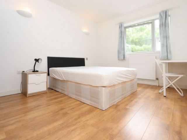Inviting double bedroom in Greenwich Has a Room