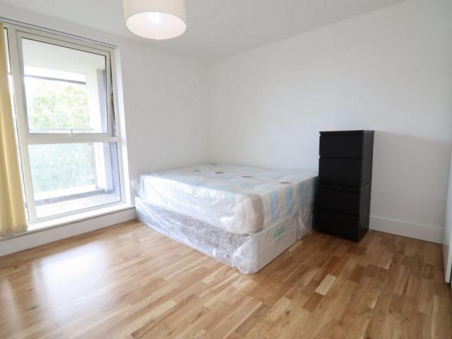 Inviting double bedroom in Isle of Dogs Has a Room
