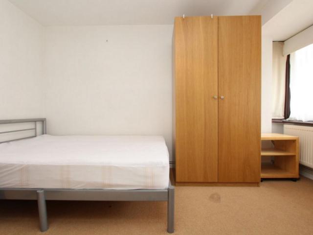 Inviting double bedroom near Willwall Park Has a Room