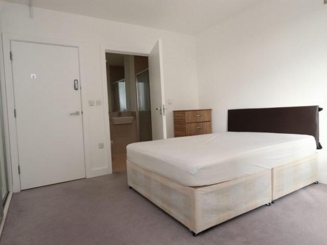 Inviting double ensuite bedroom next to Blackwall DLR station Has a Room
