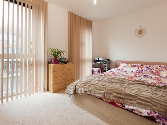 Inviting double ensuite bedroom in a comfortable 4 bedroom flat Has a Room