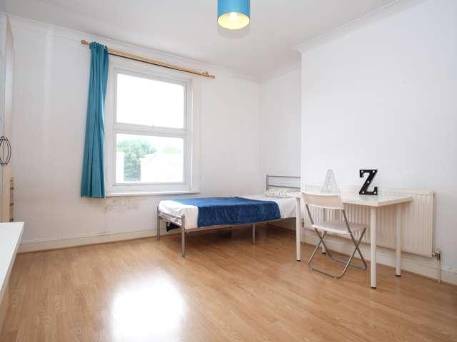 Inviting room in 4 bedroom flat in Forest Gate, London