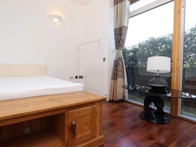 Inviting single bedroom in Greenwich Peninsula Has a Room