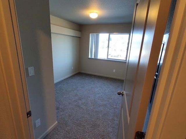 ISO Female Roomate