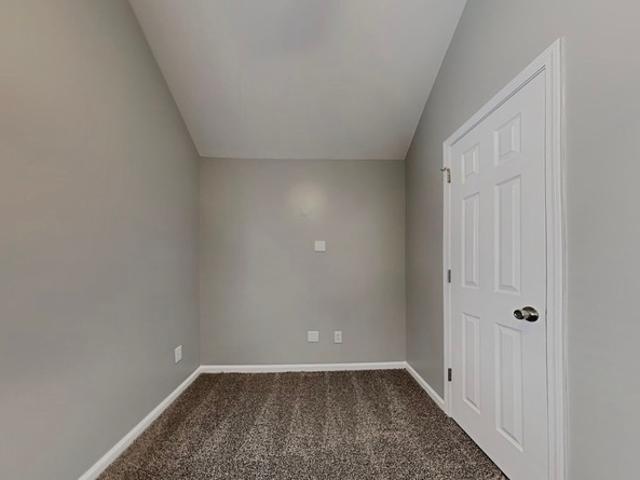 ISO Female roomates