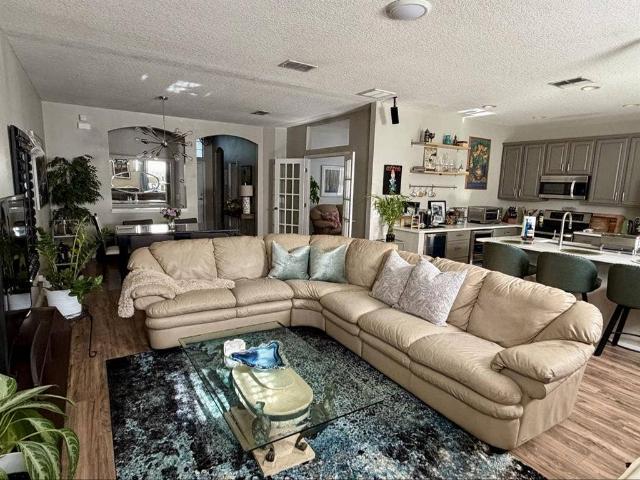 ISO Female Roommate to Share House