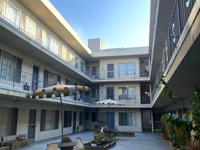 ISO Roommate in West Hollywood/Hollywood