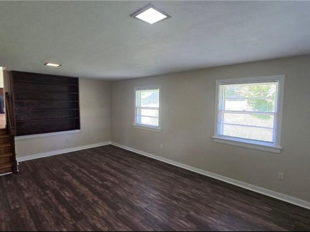 ISO roommates in tri level house