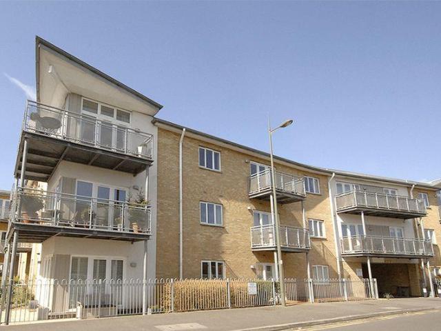 Isis House, Chertsey KT16 2 bed apartment to rent £1,600 pcm £369 pw