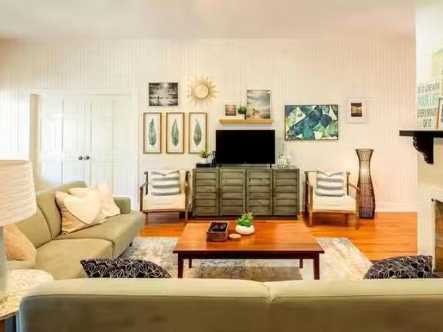 Island Cottage Court