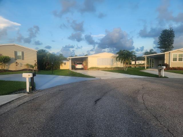 Island Lake Ln