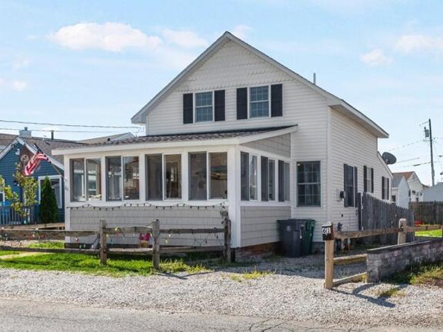 Island Path, Hampton, Home For Sale