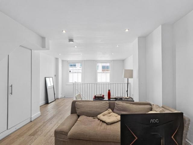 Island Row, London, E14 3 bed terraced house to rent £3,650 pcm £842 pw