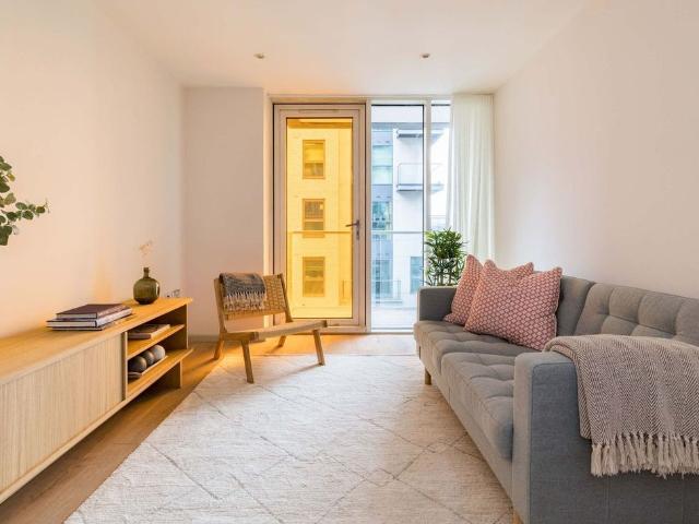 Isle Of Dogs E14, 1 bed flat to rent, £3,000 pcm | PrimeLocation