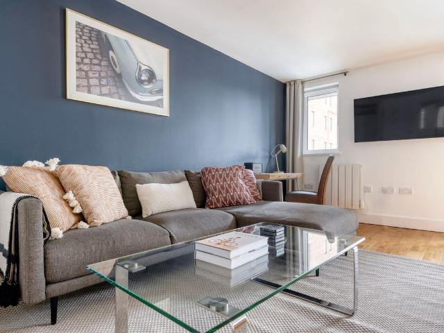 Isle Of Dogs E14, 1 bed flat to rent, £3,530 pcm | PrimeLocation