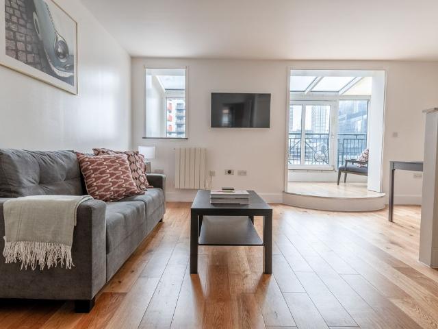 Isle Of Dogs E14, 1 bed flat to rent, £3,690 pcm | PrimeLocation
